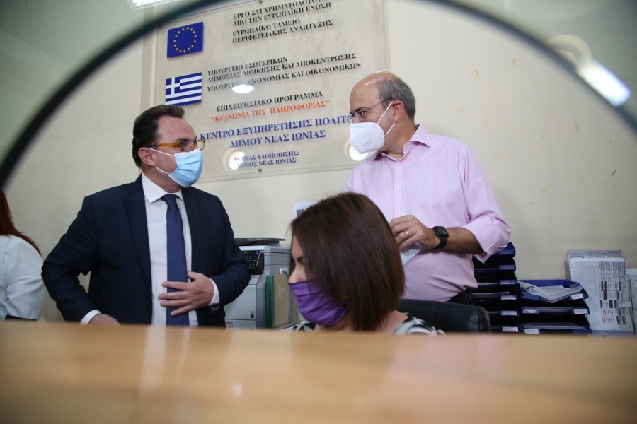 Περίπου 44.000 συναλλαγές έγιναν στα ΚΕΠ για υπηρεσίες του ΕΦΚΑ - Τι ...